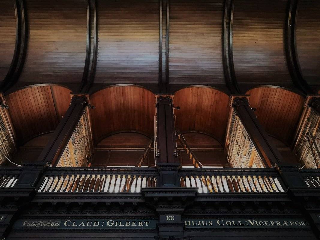 How to Choose the Perfect Wood Furniture for Your Library
